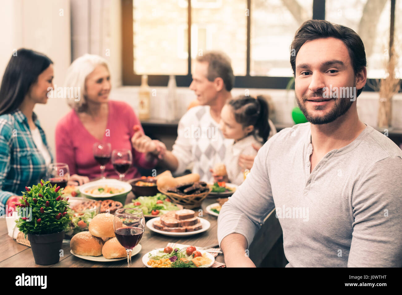 Family dinner table hi-res stock photography and images - Alamy