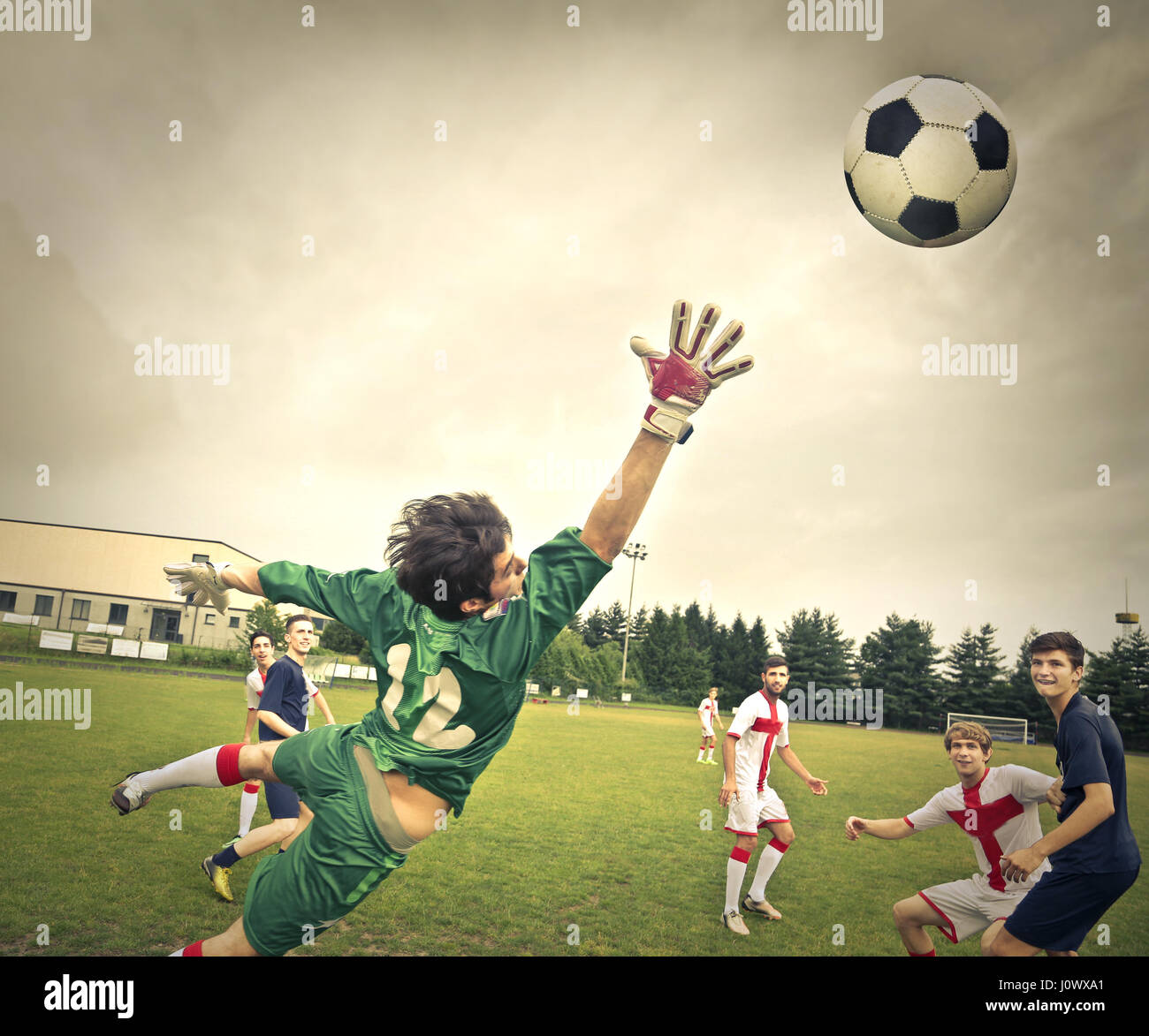 team playing football Stock Photo - Alamy