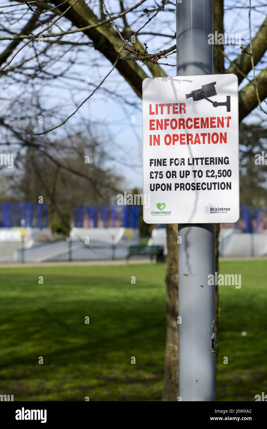 Littering in park hi-res stock photography and images - Alamy
