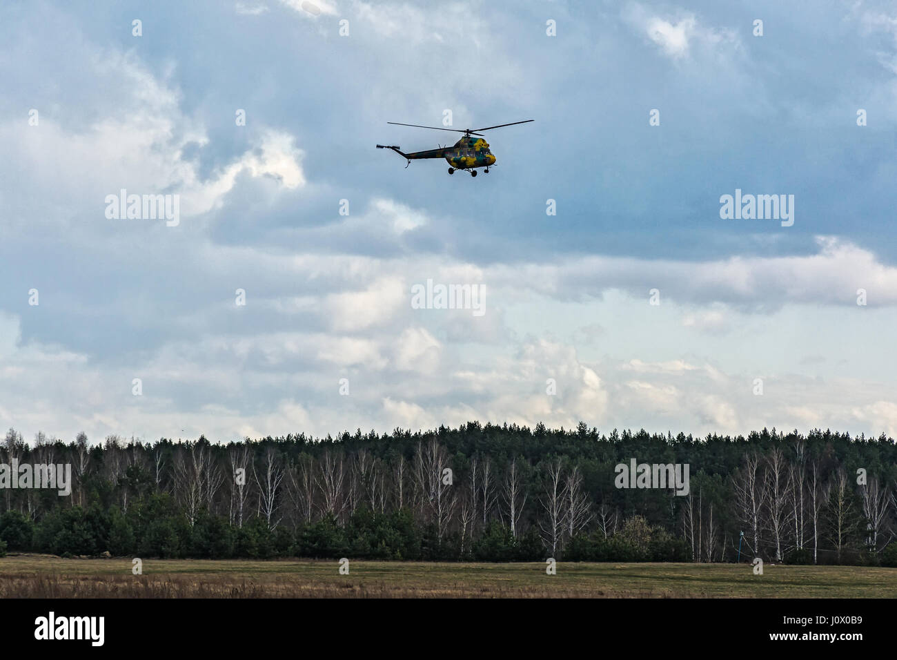 Helicopter landing on grass hi-res stock photography and images - Alamy