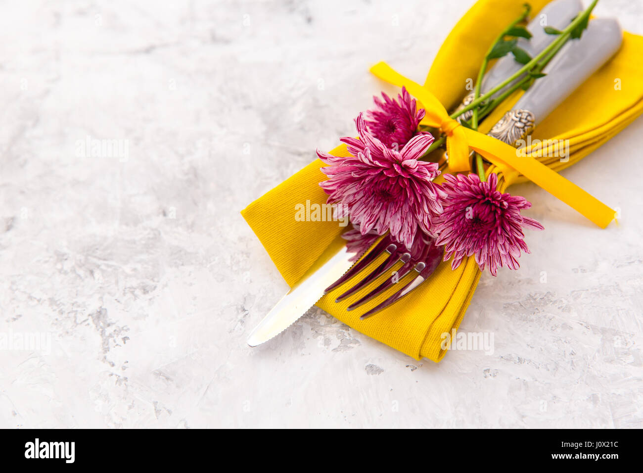 Place setting with flowers Stock Photo - Alamy