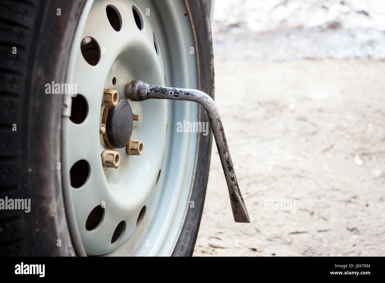 Wheel brace. Unscrewing the wheel Stock Photo - Alamy