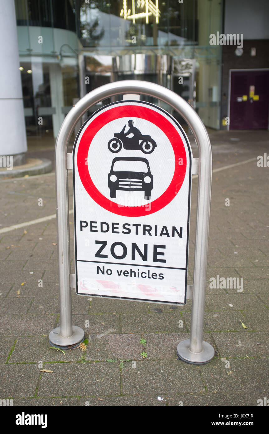 No cars sign hi-res stock photography and images - Alamy