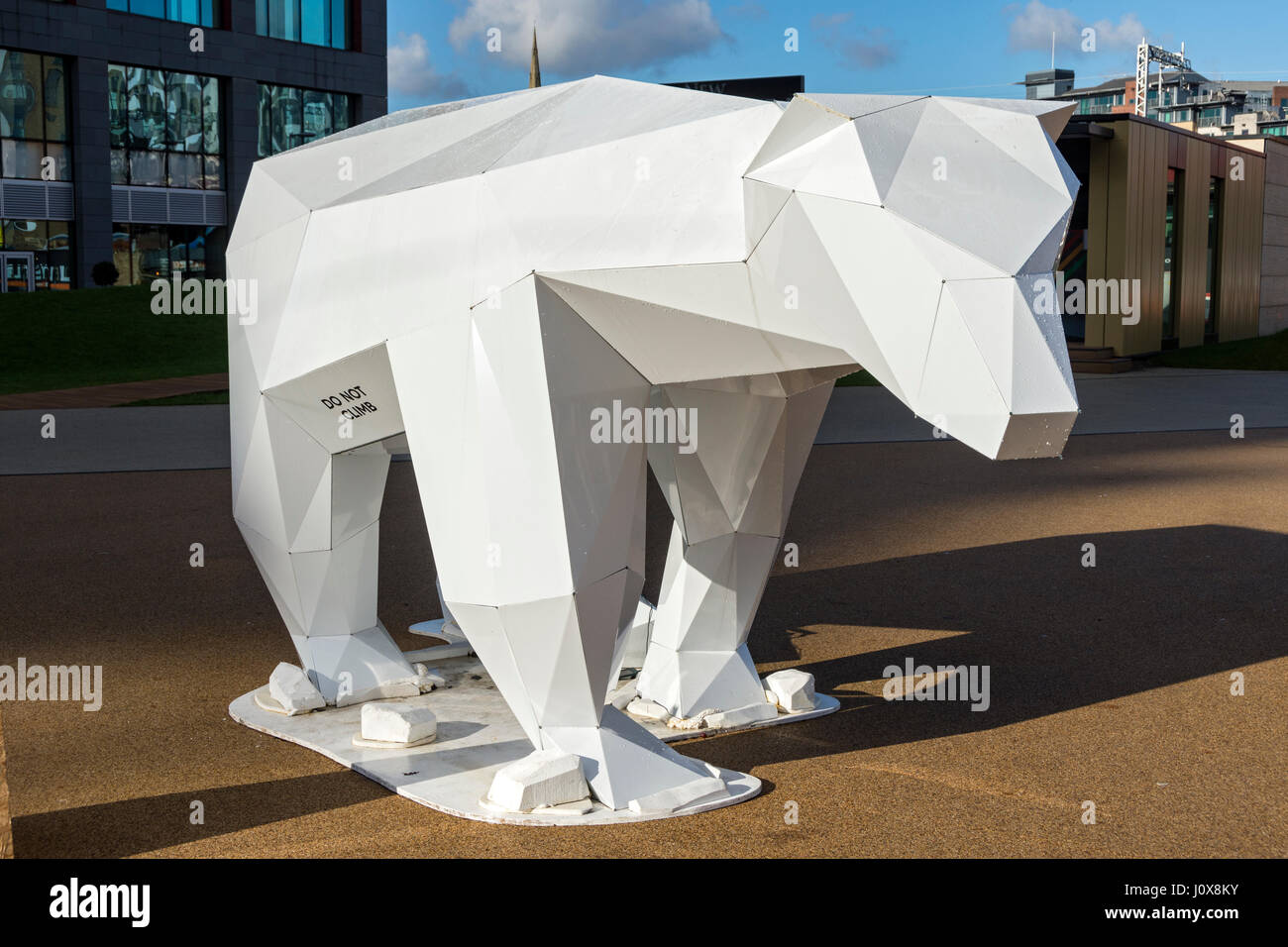 Polar bear sculpture hi-res stock photography and images - Alamy