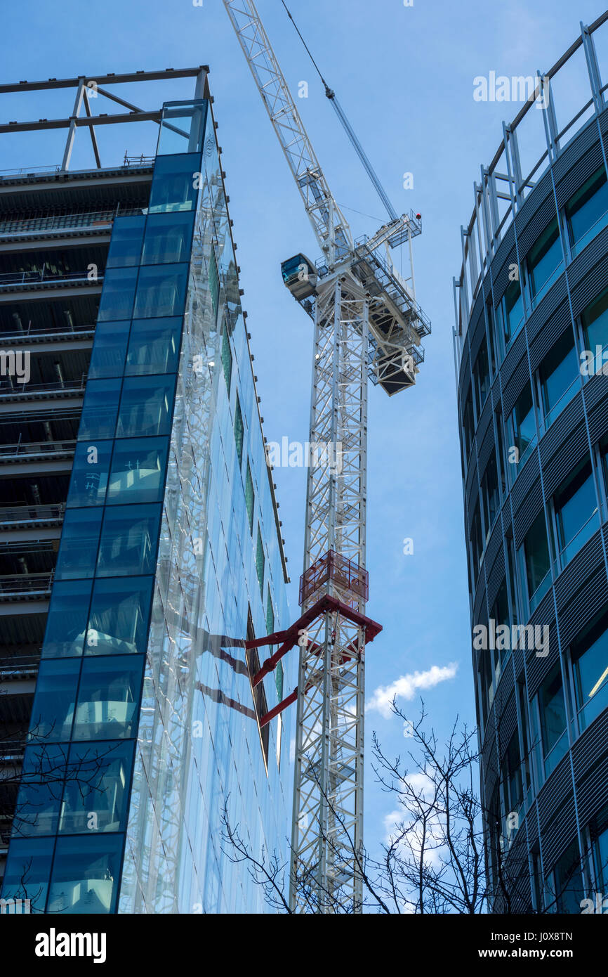 The 'No.1 Spinningfields' building (at left) under construction ...