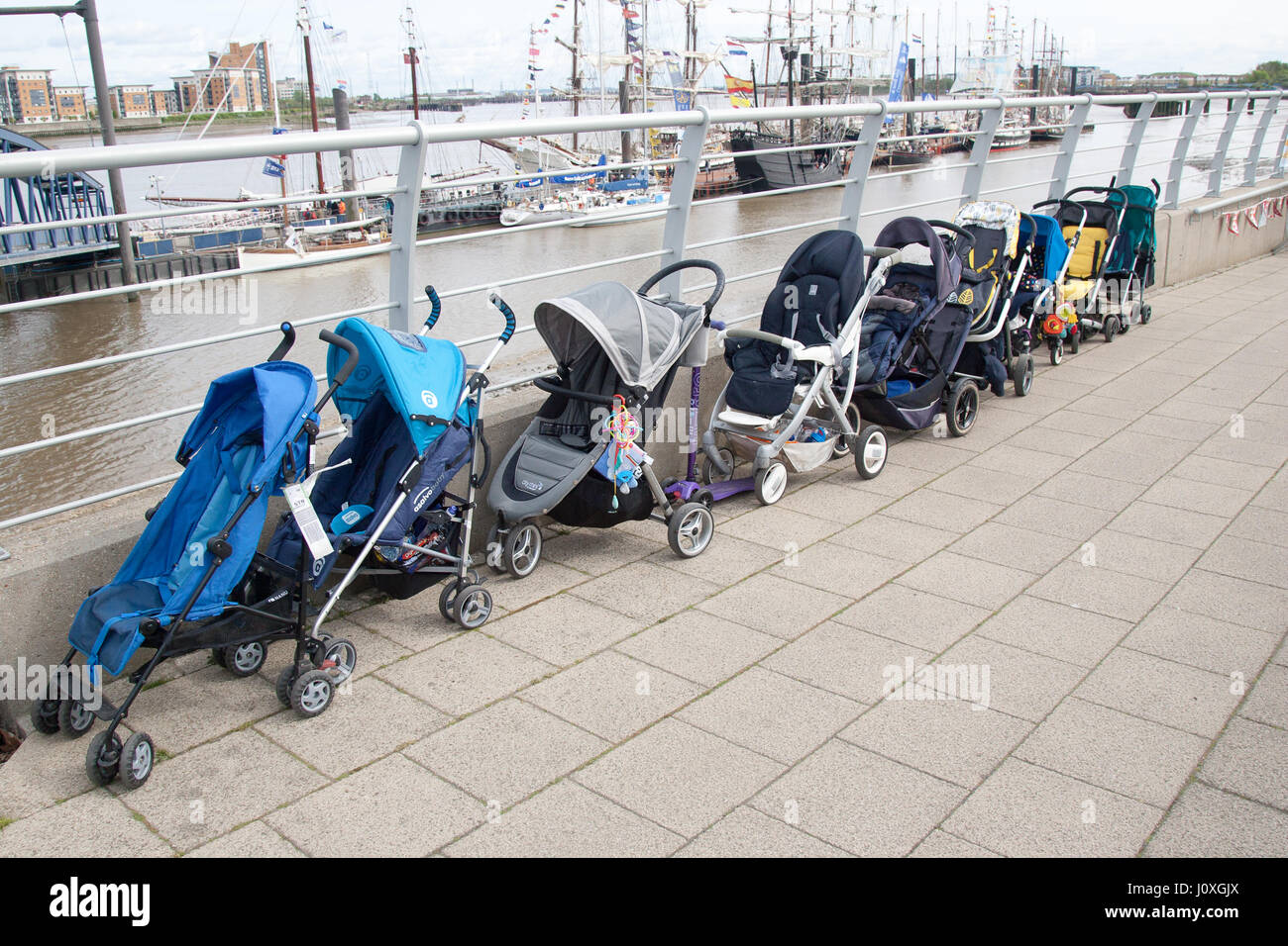 Empty queue hi-res stock photography and images - Alamy