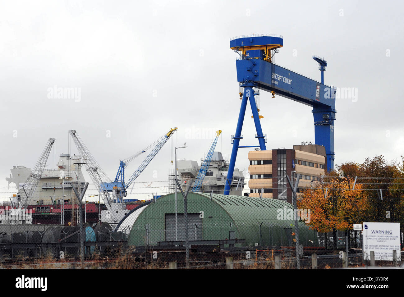 The giant crane installed for the aircraft carrier assembly work at ...