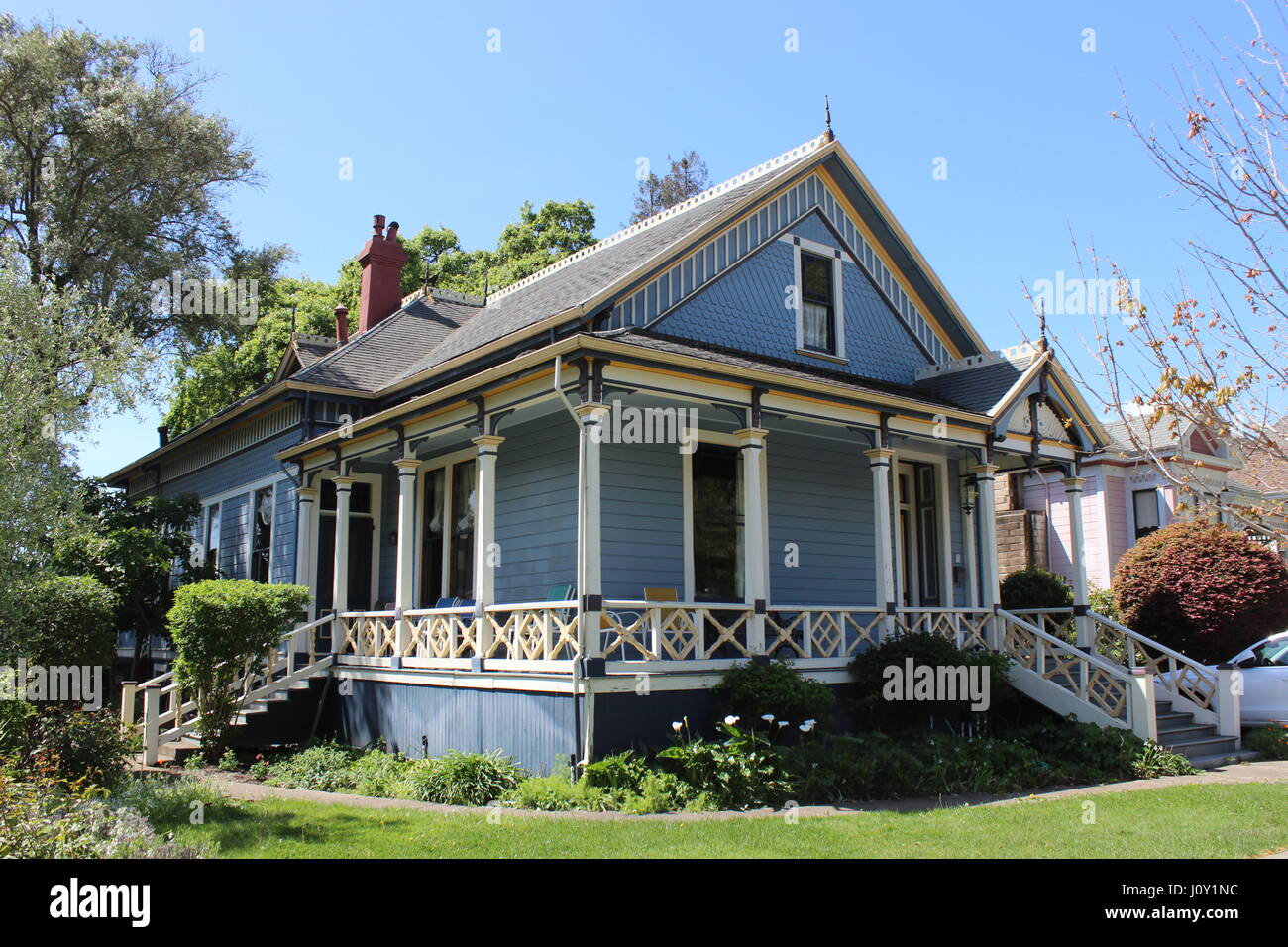 Queen anne victorian house and trees hi-res stock photography and ...