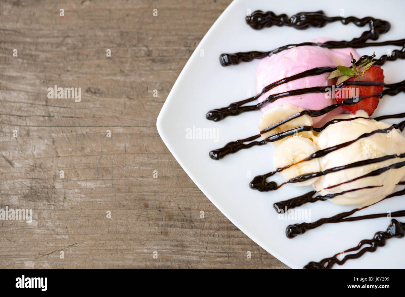 ice-cream with mixed fruit dessert with chocolate Stock Photo - Alamy