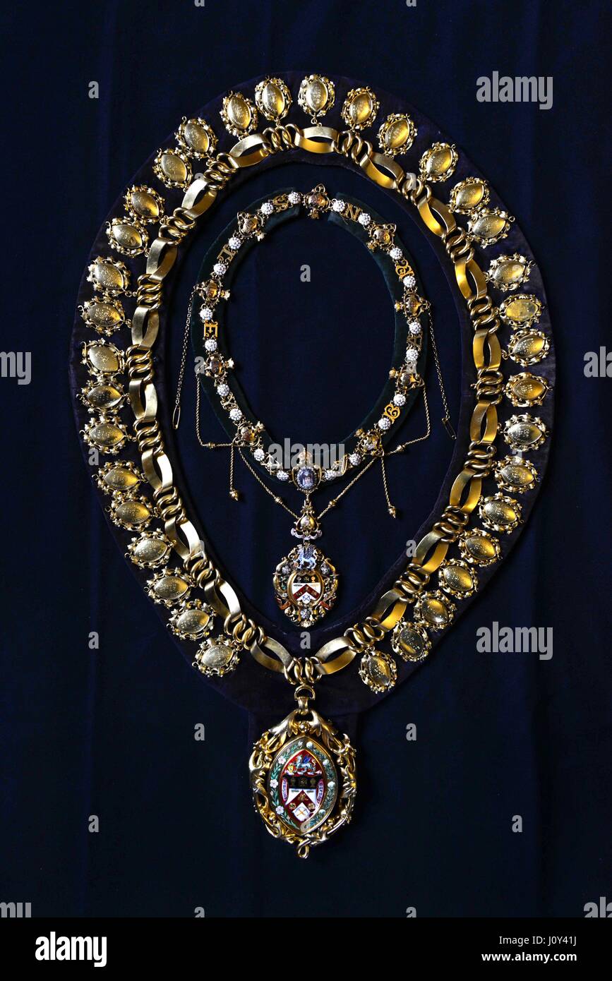 Chains worn by the Mayor and Mayoress of Barnsley Stock Photo - Alamy
