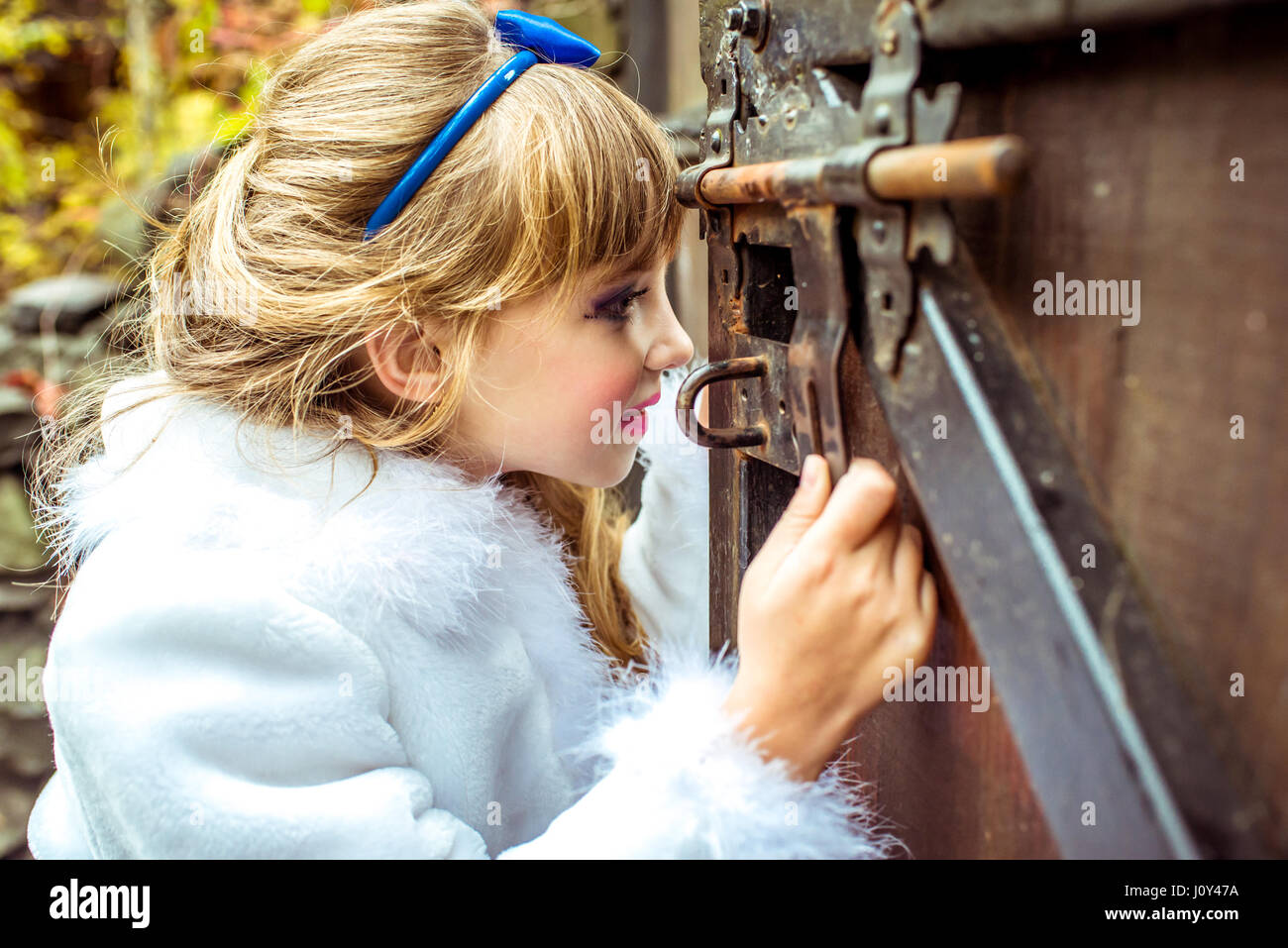 Girl looking keyhole hi-res stock photography and images - Alamy