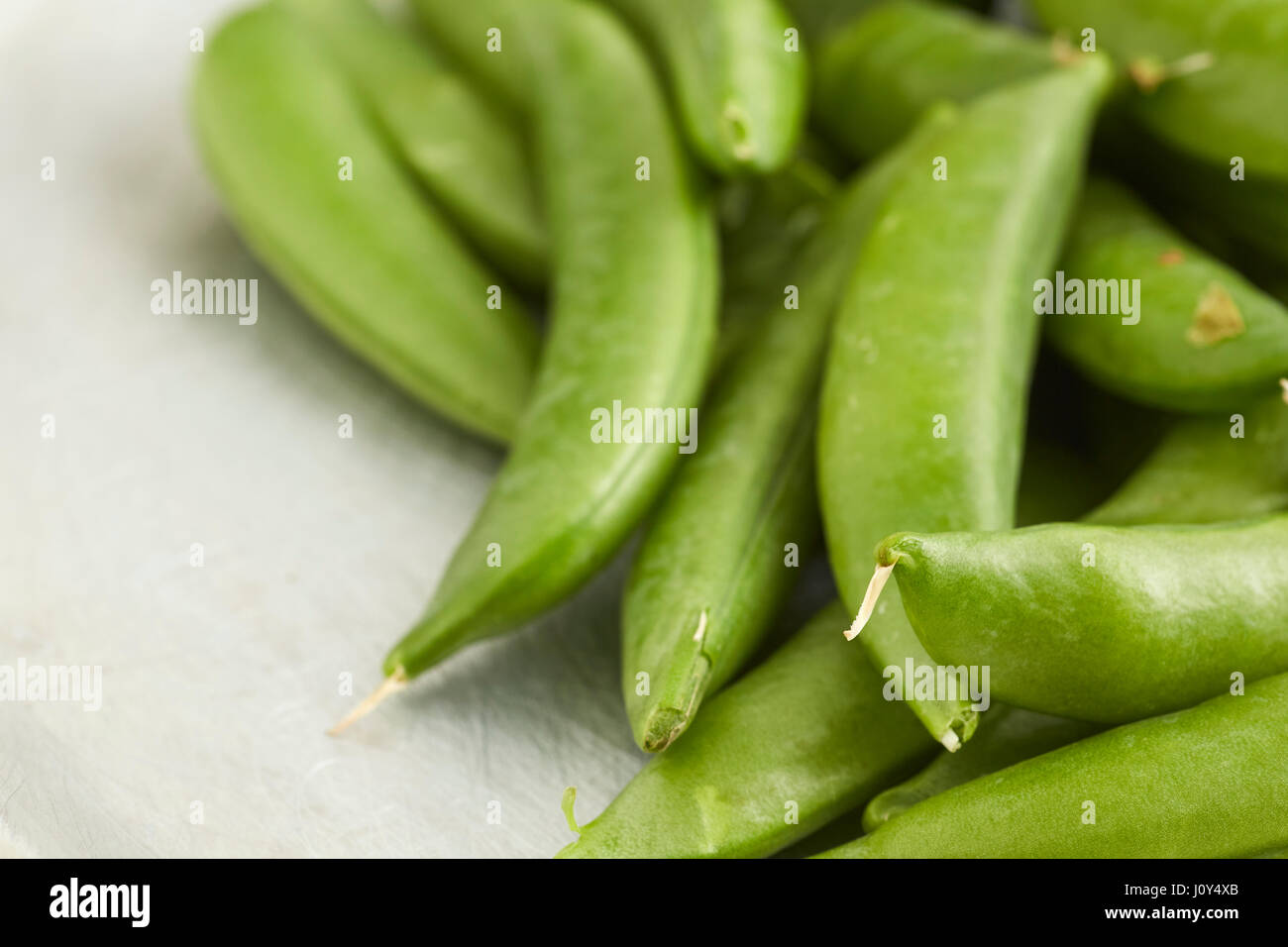 Raw, whole, sugar snap peas Stock Photo - Alamy