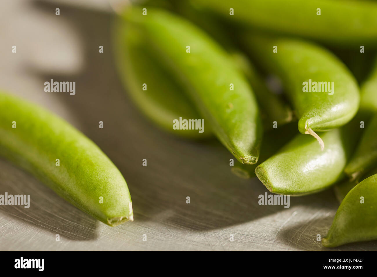 Raw, whole, sugar snap peas Stock Photo - Alamy