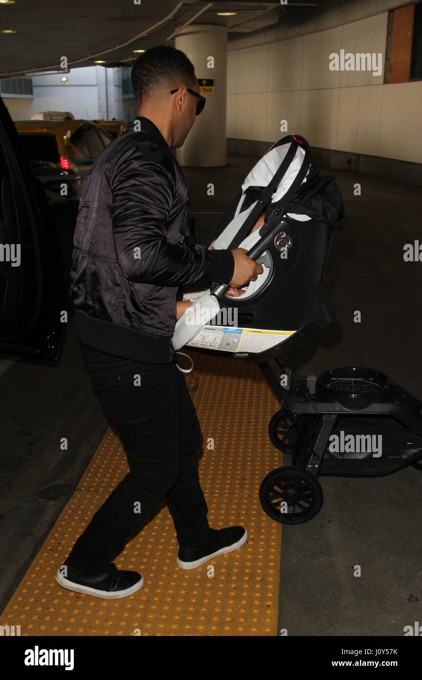 Chrissy Teigen and John Legend arrive at the airport with their ...