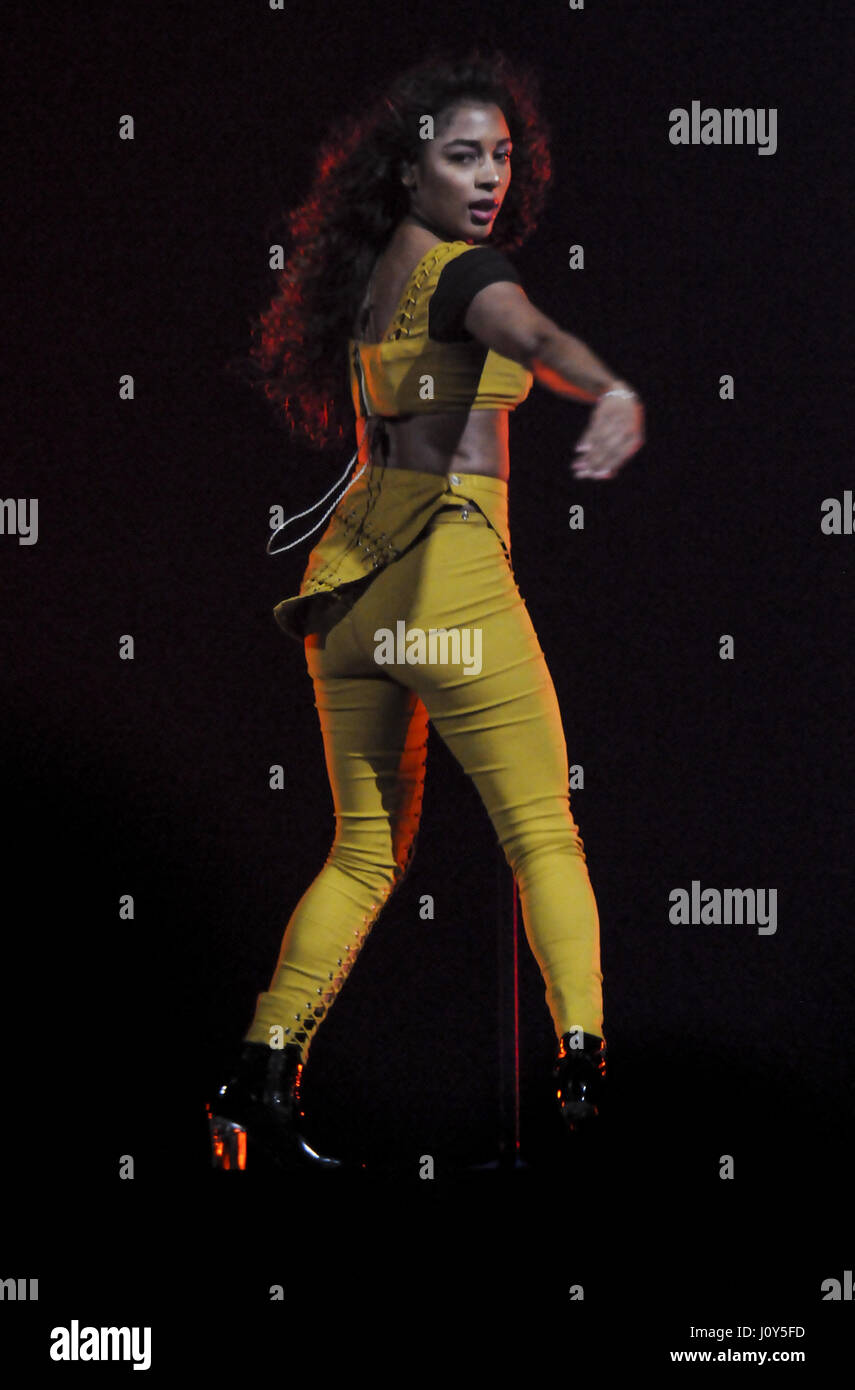 Victoria Monet and Little Mix perform at United Center in Chicago on ...