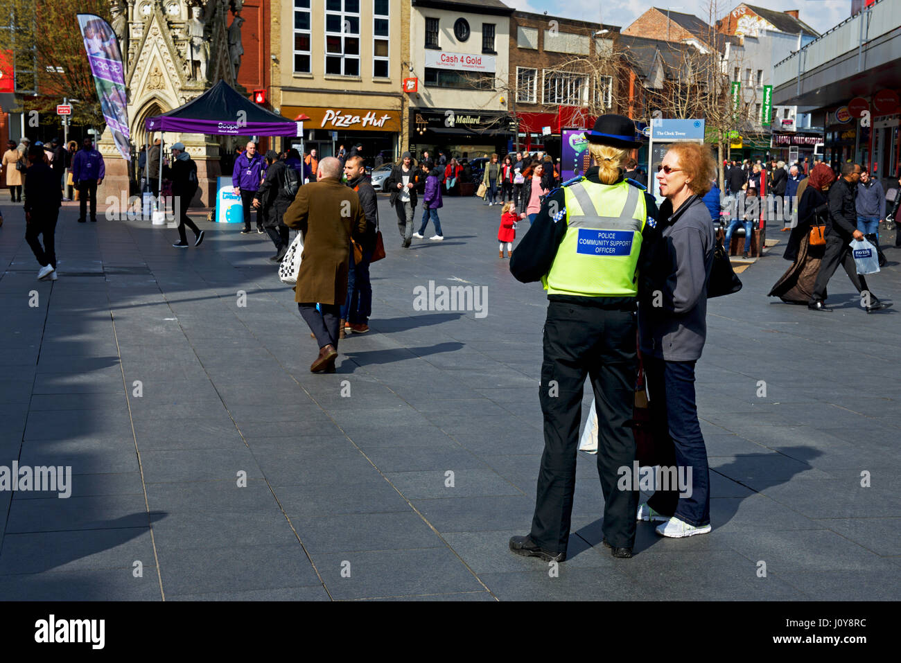 Police public talking uk hi-res stock photography and images - Alamy