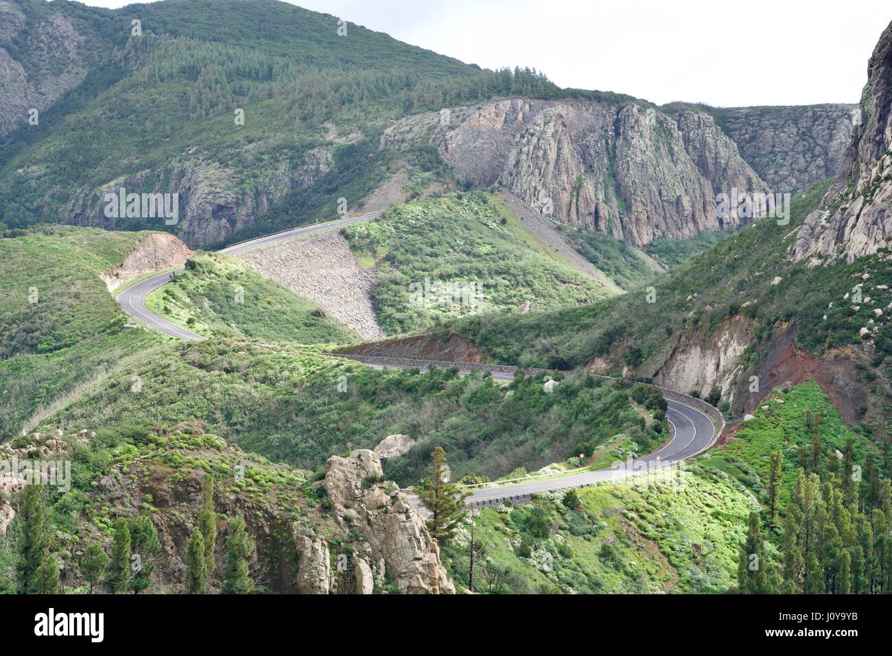 Winding road between mountains hi-res stock photography and images - Alamy