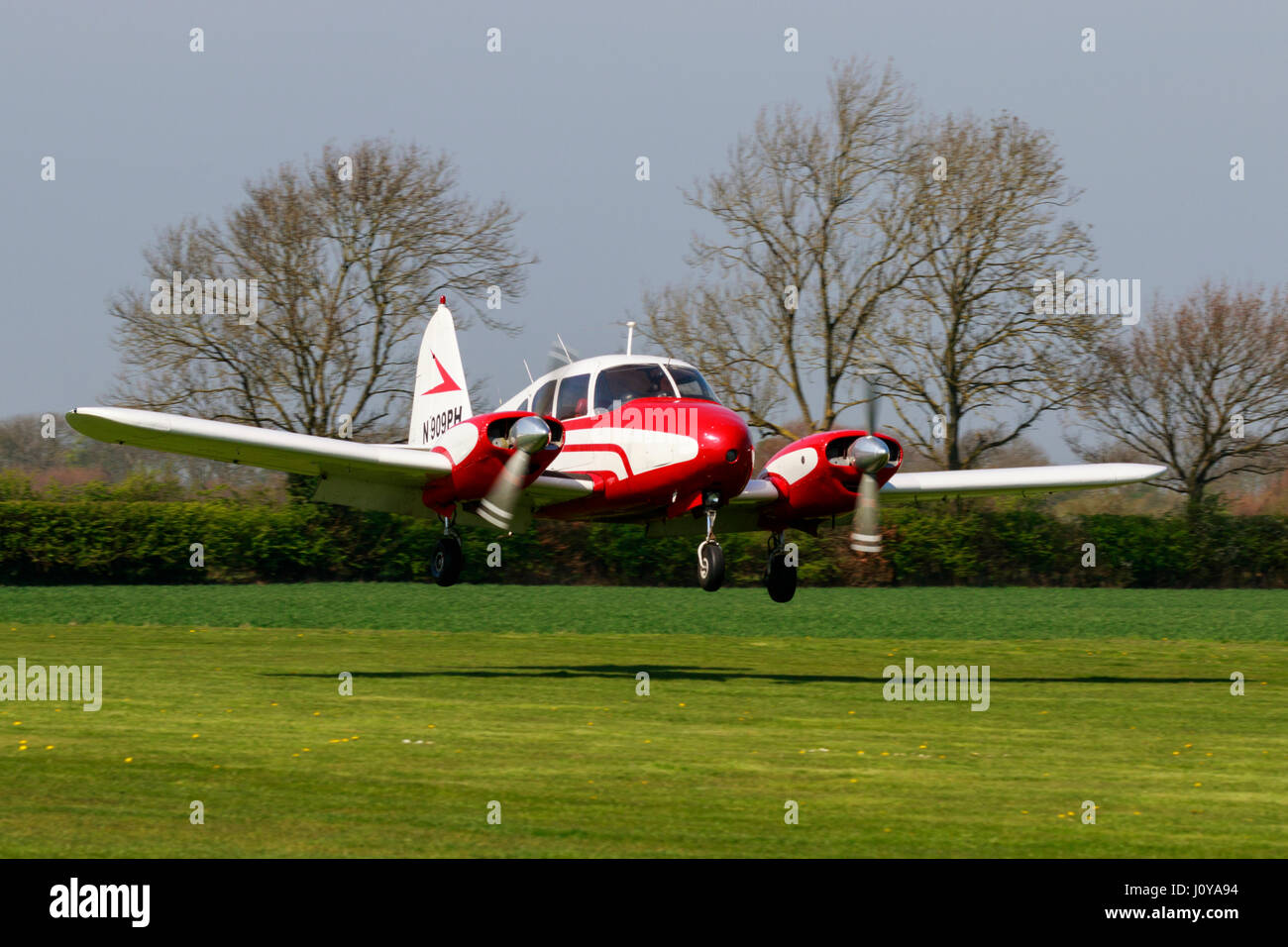 Piper PA-23-160 Apache N909PH Stock Photo - Alamy