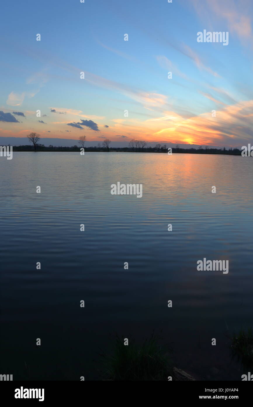Lake horizon hi-res stock photography and images - Alamy