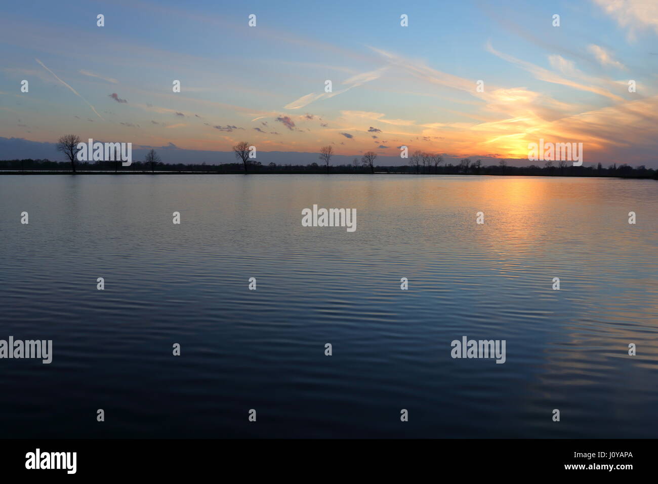 Lake horizon hi-res stock photography and images - Alamy