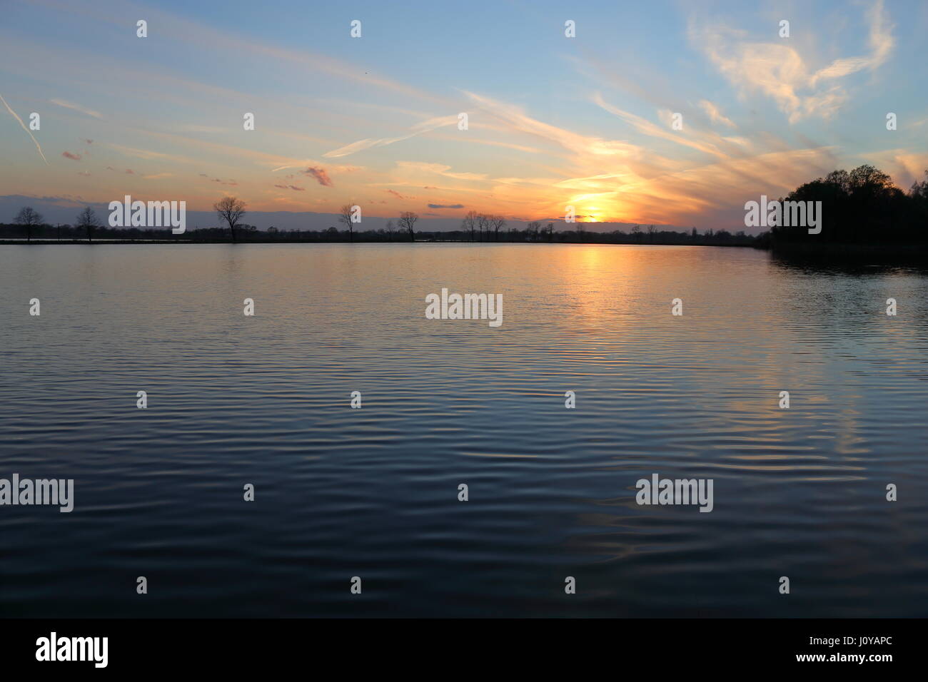 Lake horizon hi-res stock photography and images - Alamy