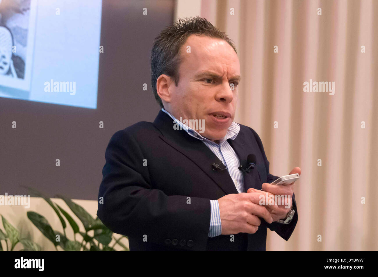 Actor Warwick Davis Stock Photo - Alamy