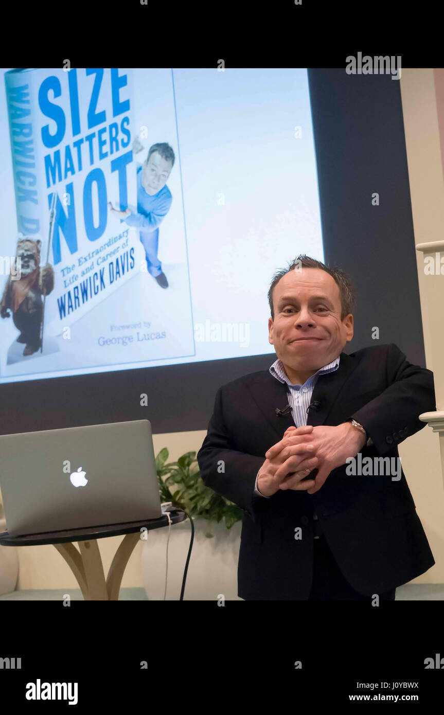 Actor Warwick Davis Stock Photo - Alamy