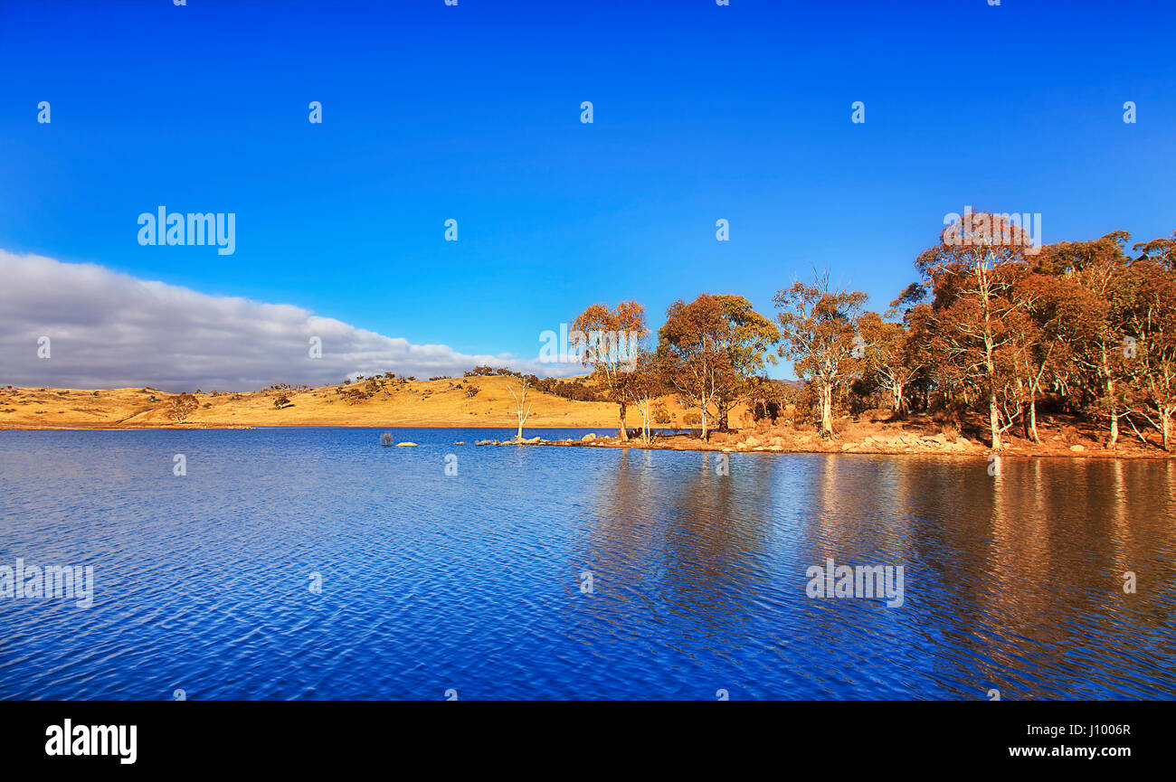 Colourful bright sunny winter day on Jindabyne lake in Snowy mountains ...