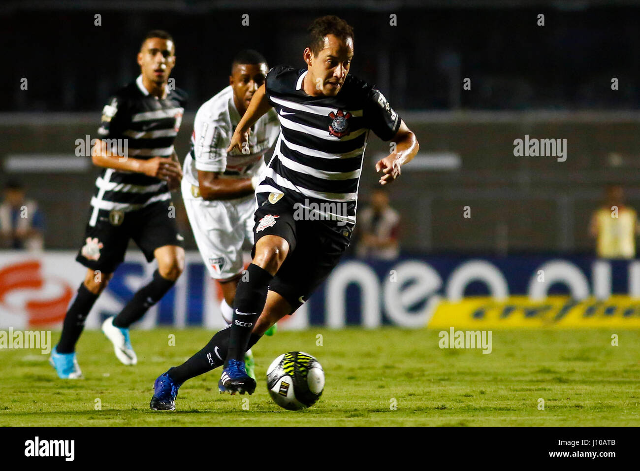 SÃO PAULO, SP - 16.04.2017: SÃO PAULO FC X CORINTHIANS - Rodriguinho ...