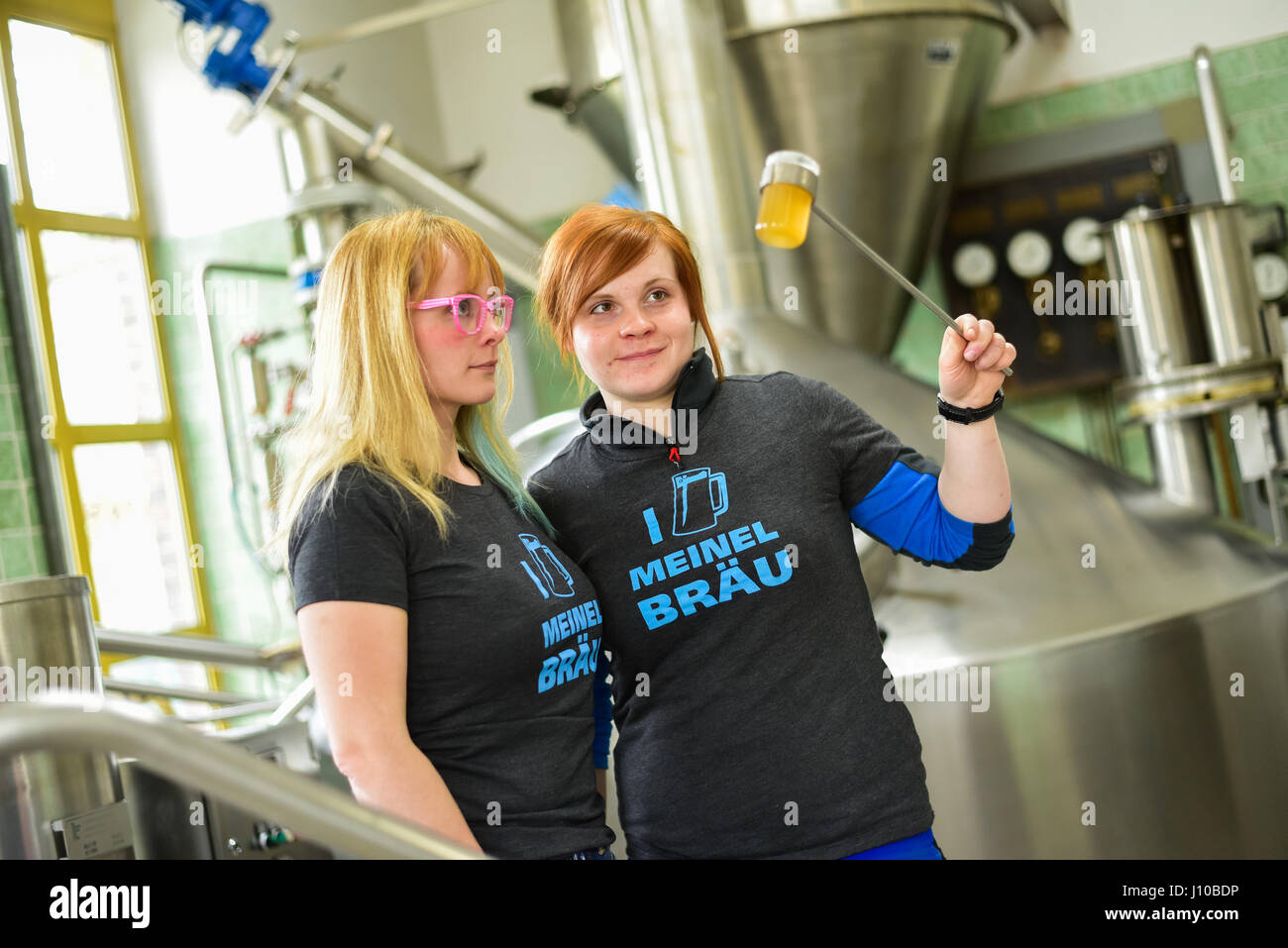 Hof, Germany. 3rd Apr, 2017. Brewer sisters Monika Meinel-Hansen (r ...