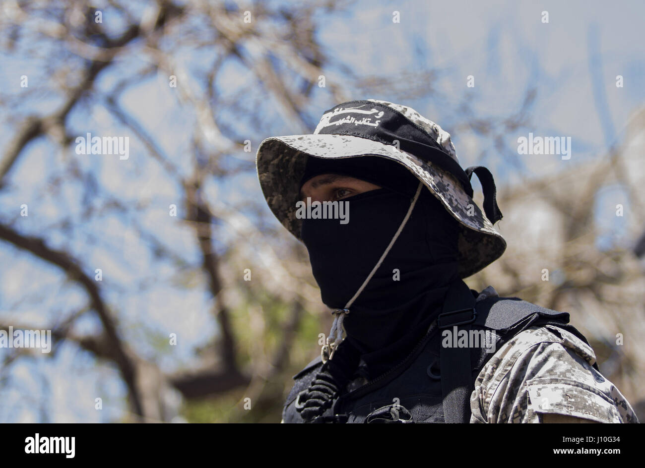 Gaza City, The Gaza Strip, Palestine. 17th Apr, 2017. A masked militant ...