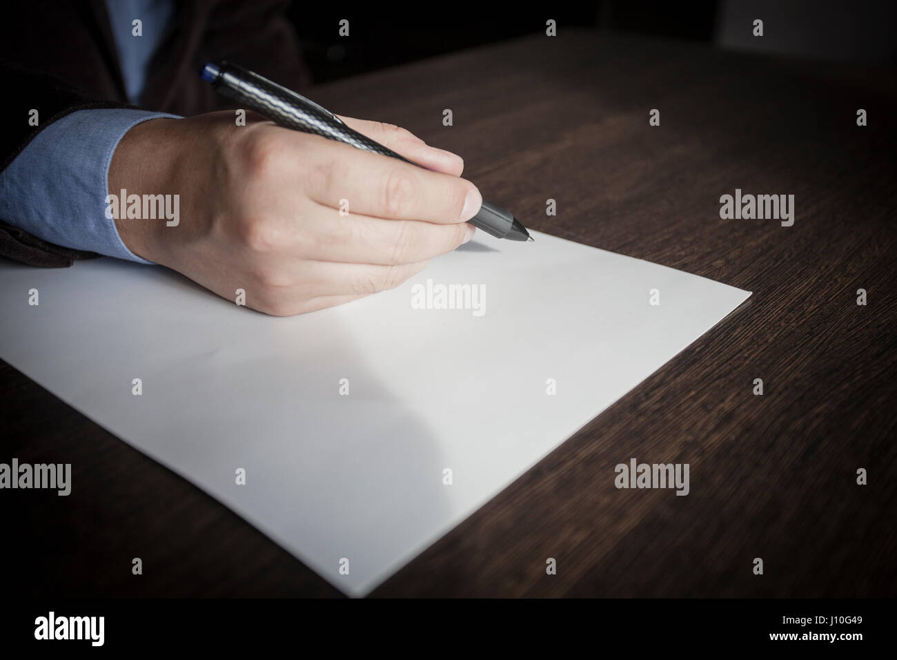 Mans hand signing document hi-res stock photography and images - Alamy
