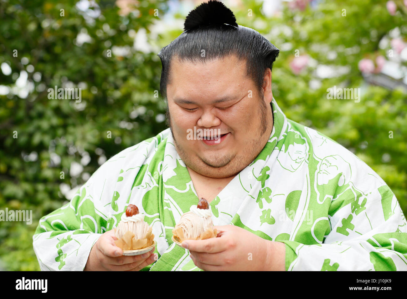 Tokyo, Japan. 17th Apr, 2017. Chiyomaru Sumo : Yasukuni Shrine Honozumo ...