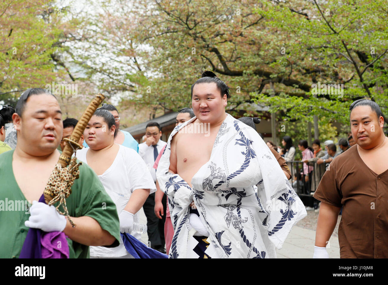 Tokyo, Japan. 17th Apr, 2017. Hakuho Sumo : Yasukuni Shrine Honozumo is ...