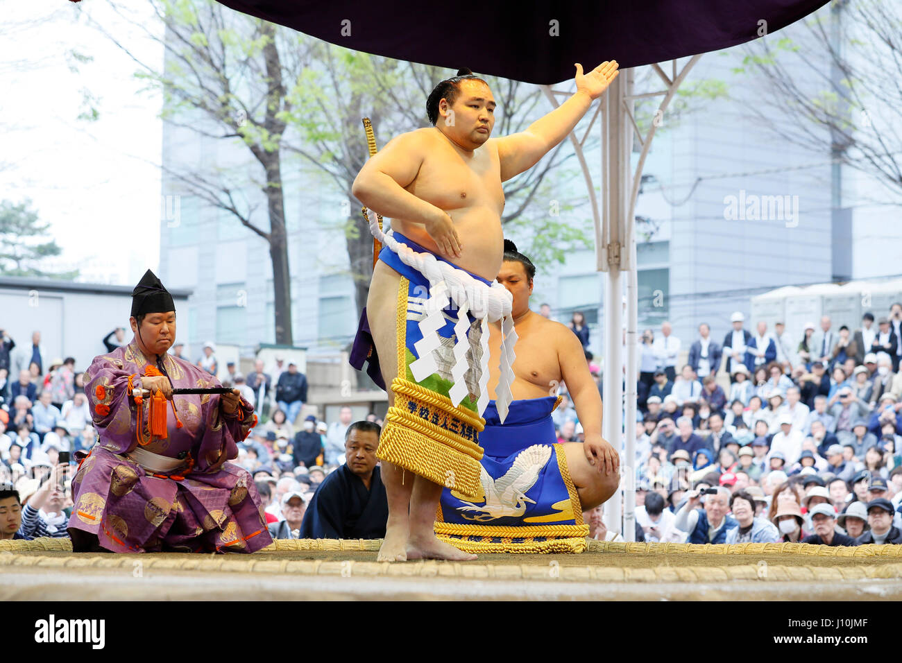 Tokyo, Japan. 17th Apr, 2017. Kakuryu Sumo : Yasukuni Shrine Honozumo ...