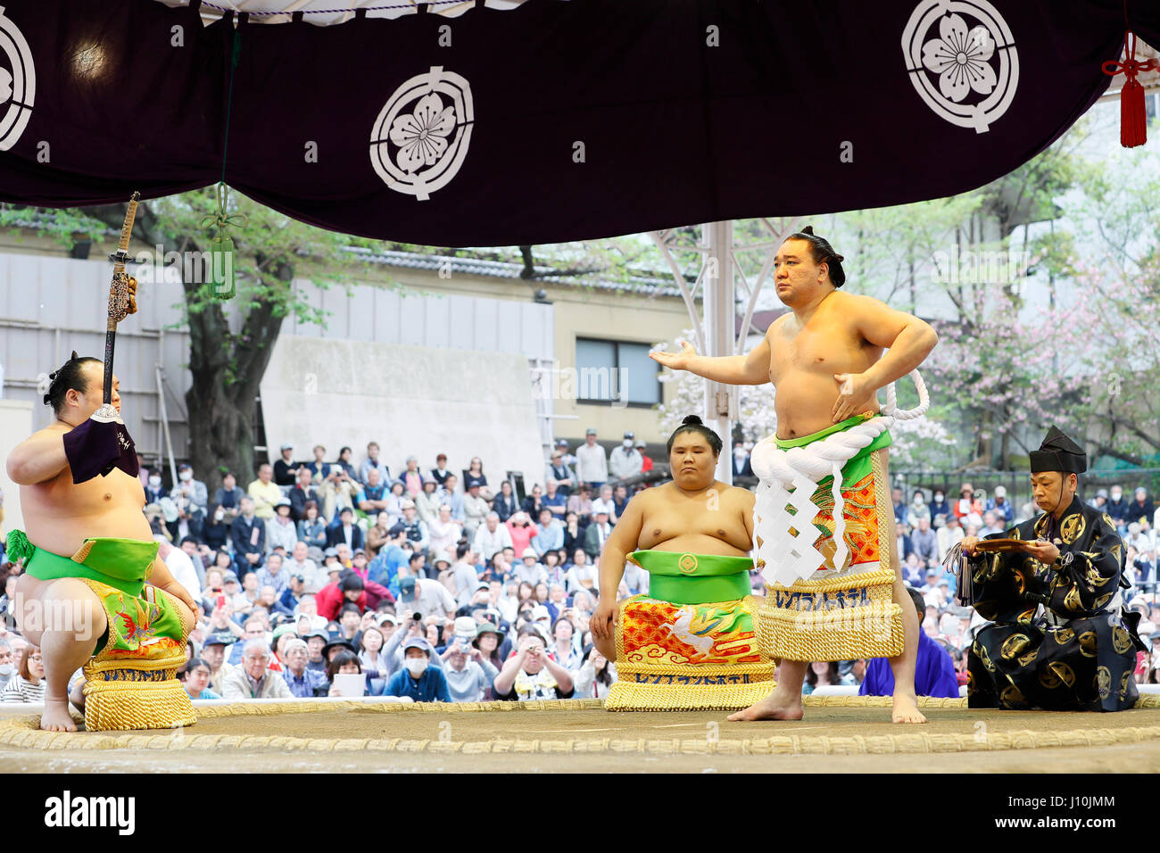 Tokyo, Japan. 17th Apr, 2017. Harumafuji Sumo : Yasukuni Shrine ...