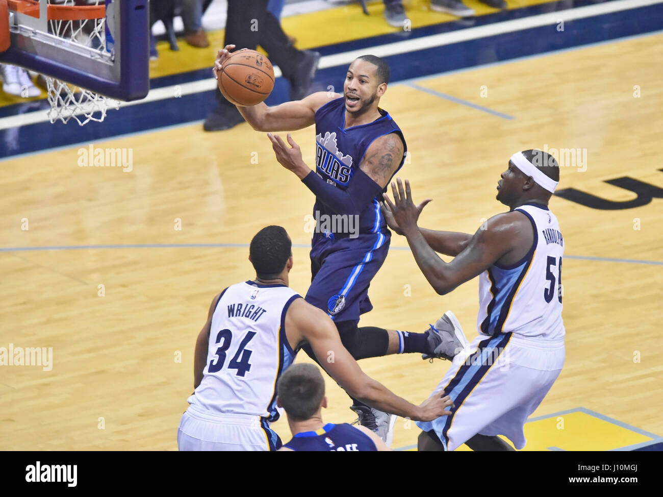 April 12, 2017: Dallas Mavericks forward Devin Harris (center) drives ...