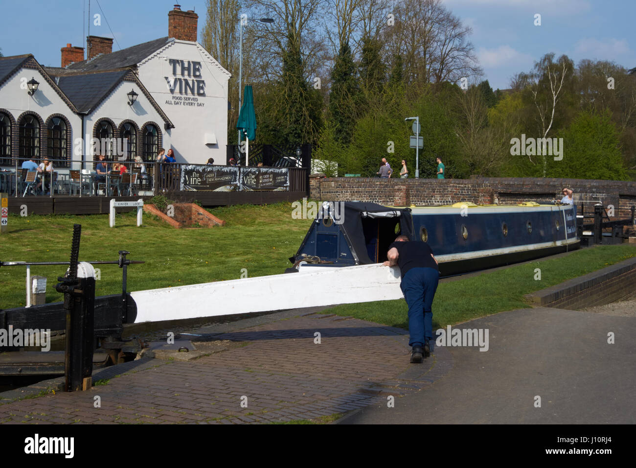 Barge using lock kinver hi-res stock photography and images - Alamy