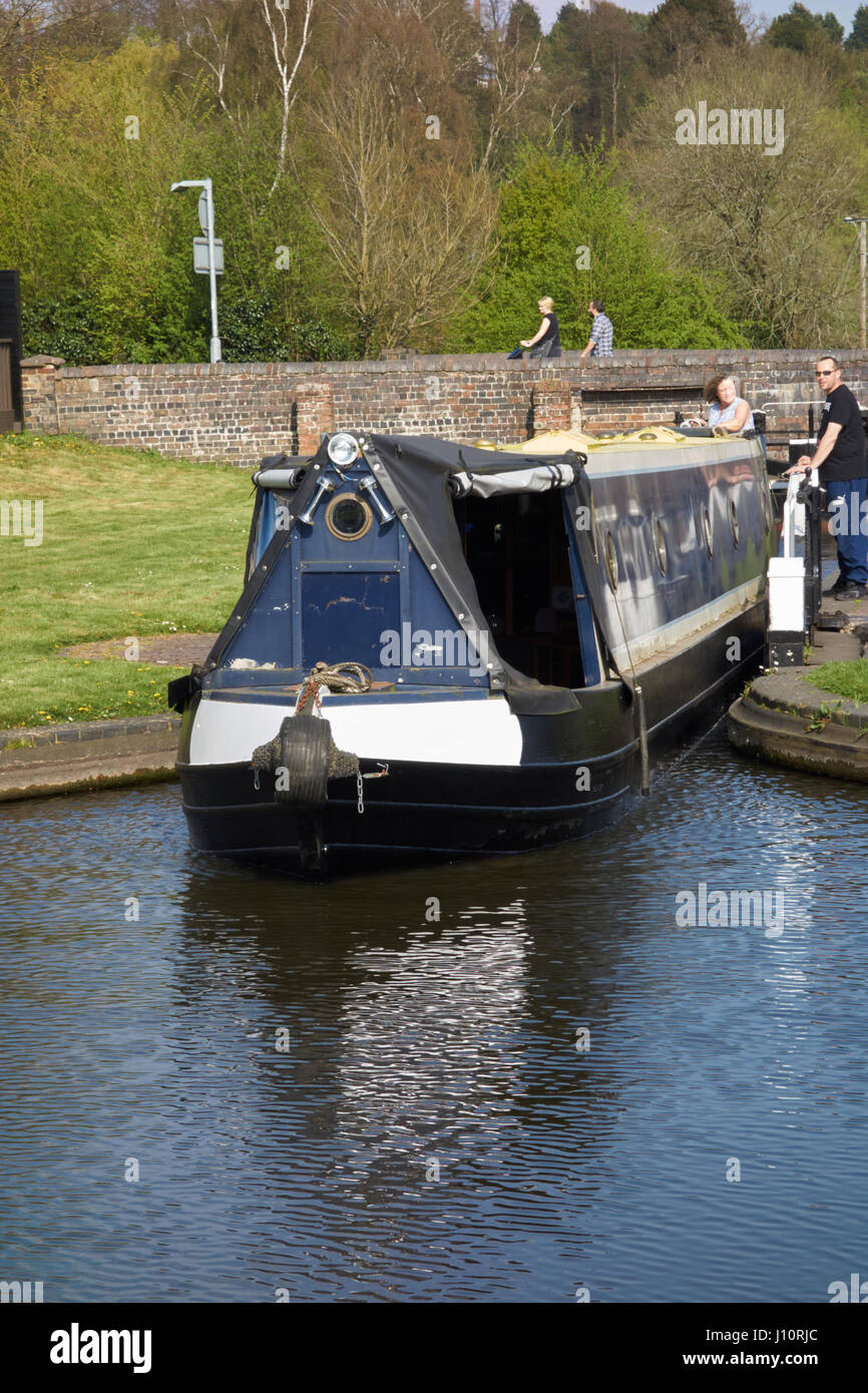 Barge using lock hi-res stock photography and images - Alamy