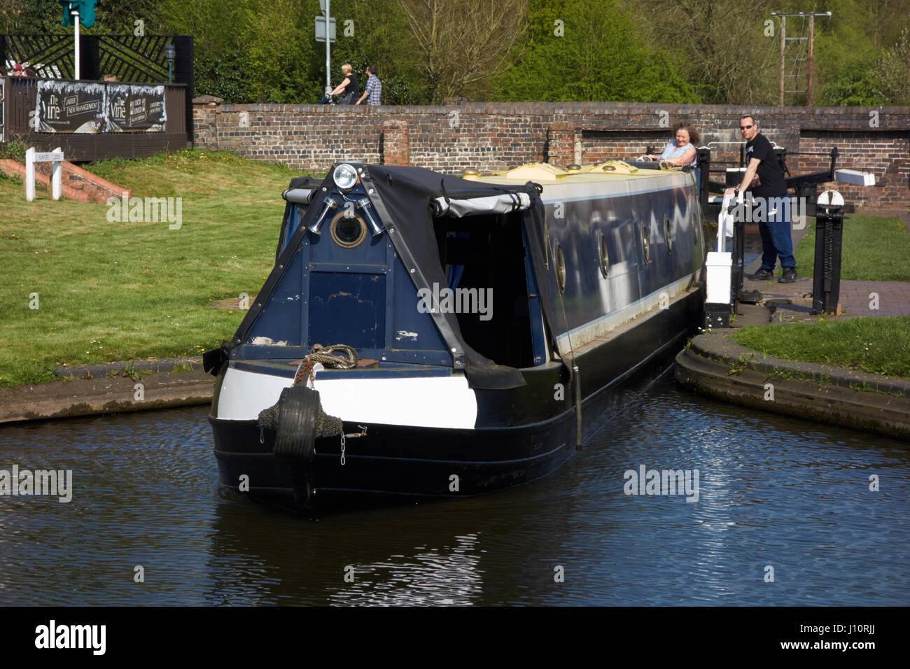 Barge using lock kinver hi-res stock photography and images - Alamy