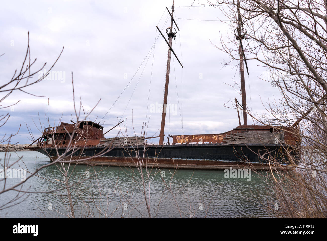 La Grande Hermine: The Rusting Shipwreck of Jordan Harbour, Ontario ...