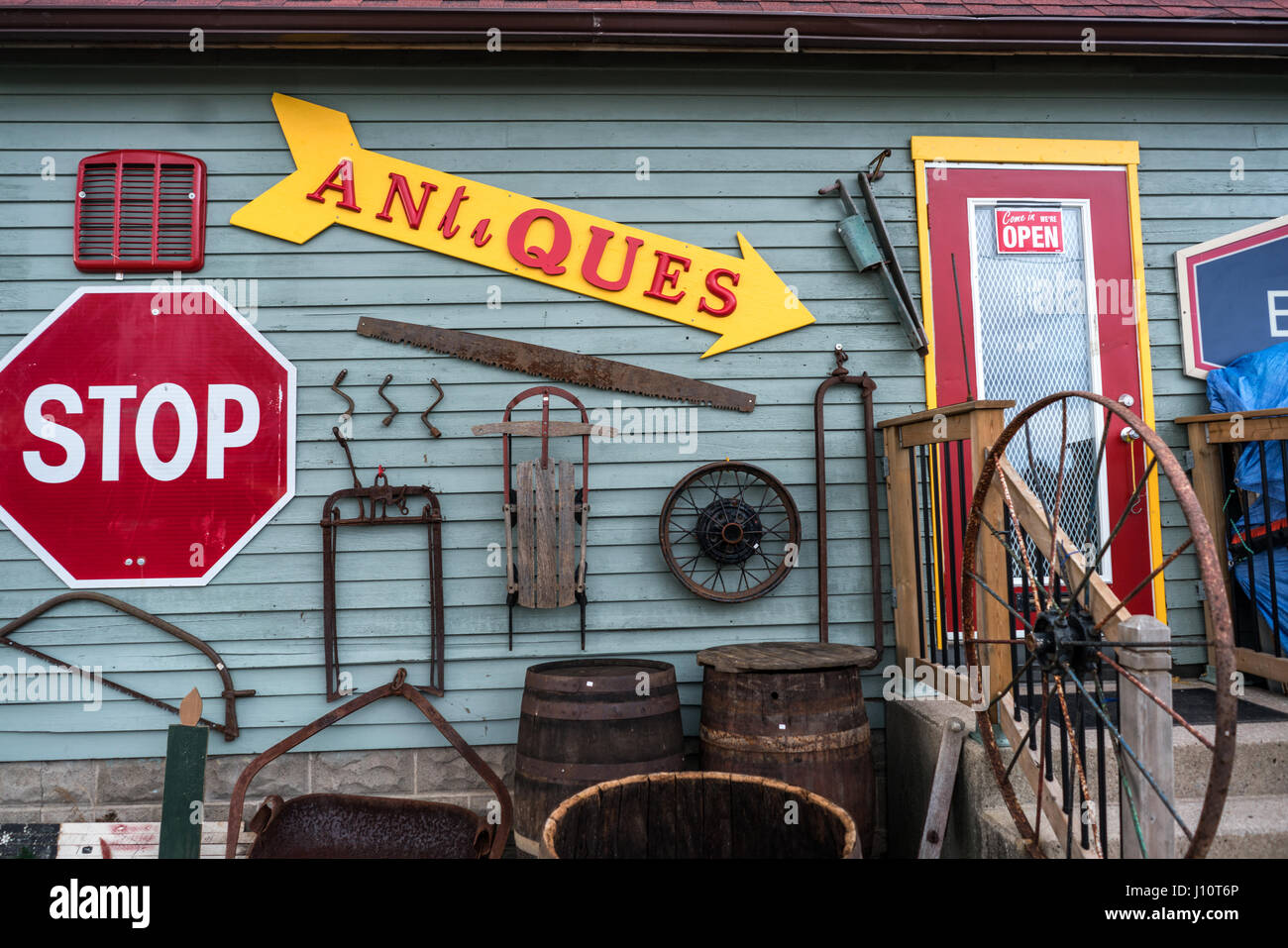 Old stuff sign hi-res stock photography and images - Alamy
