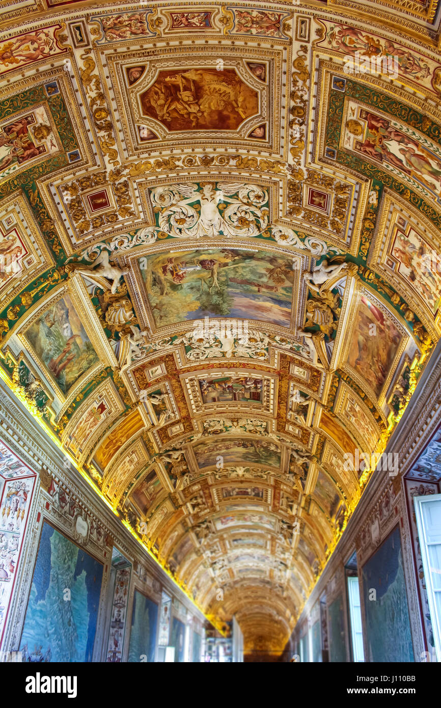 Ceiling pillars paintings hi-res stock photography and images - Alamy
