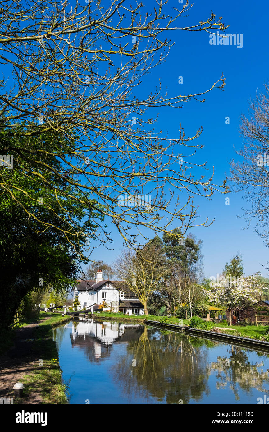 Grand Union Canal around Tring Summit & Reservoir's, Hertfordshire ...