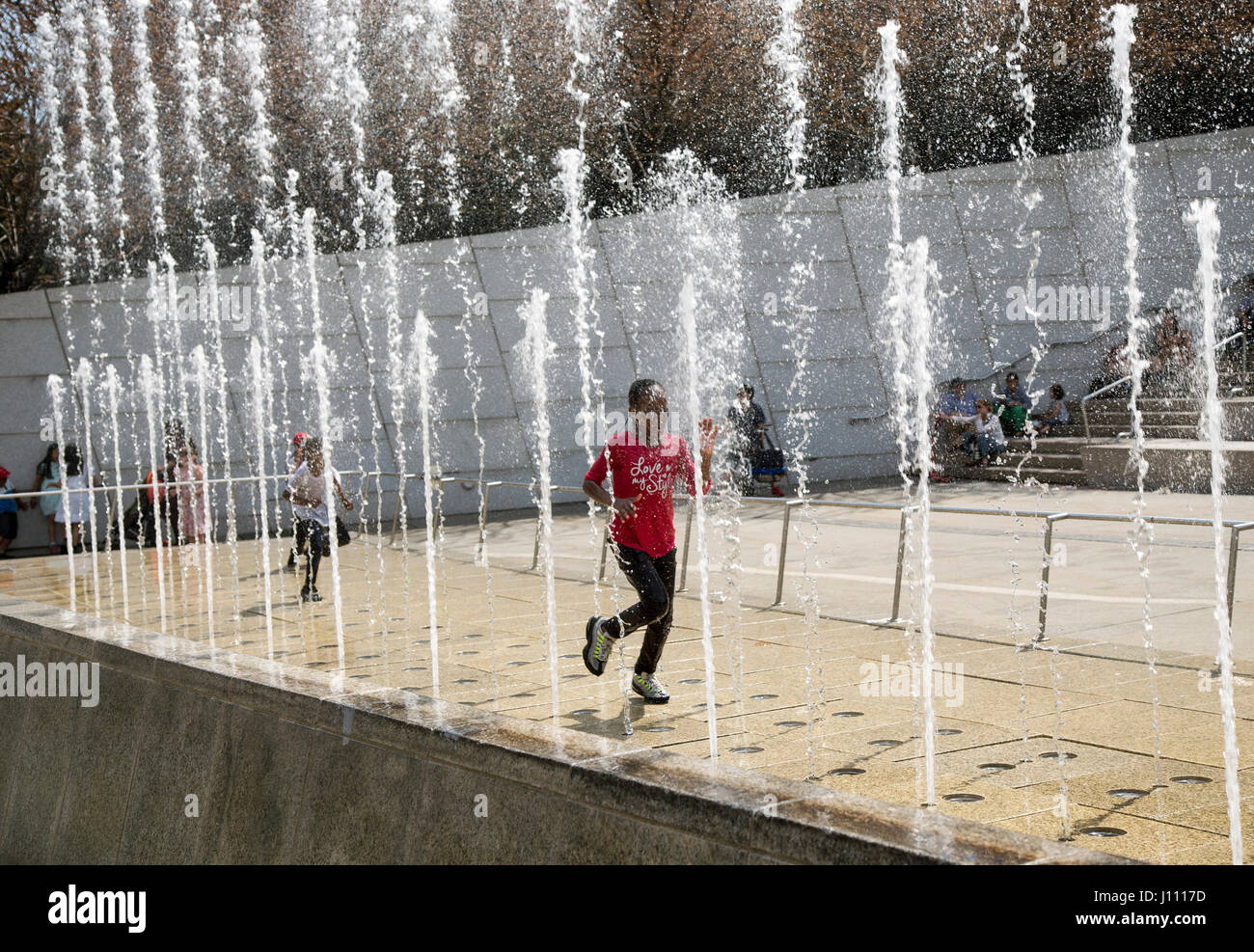 Children running through the fountain in front of the Brooklyn Museum ...