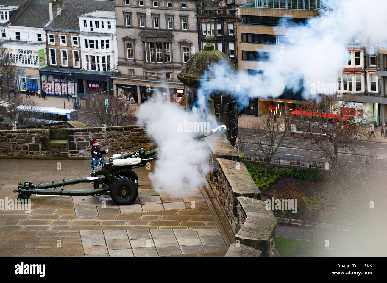 A noon shoot of the cannons of Edinburgh Castle Stock Photo - Alamy