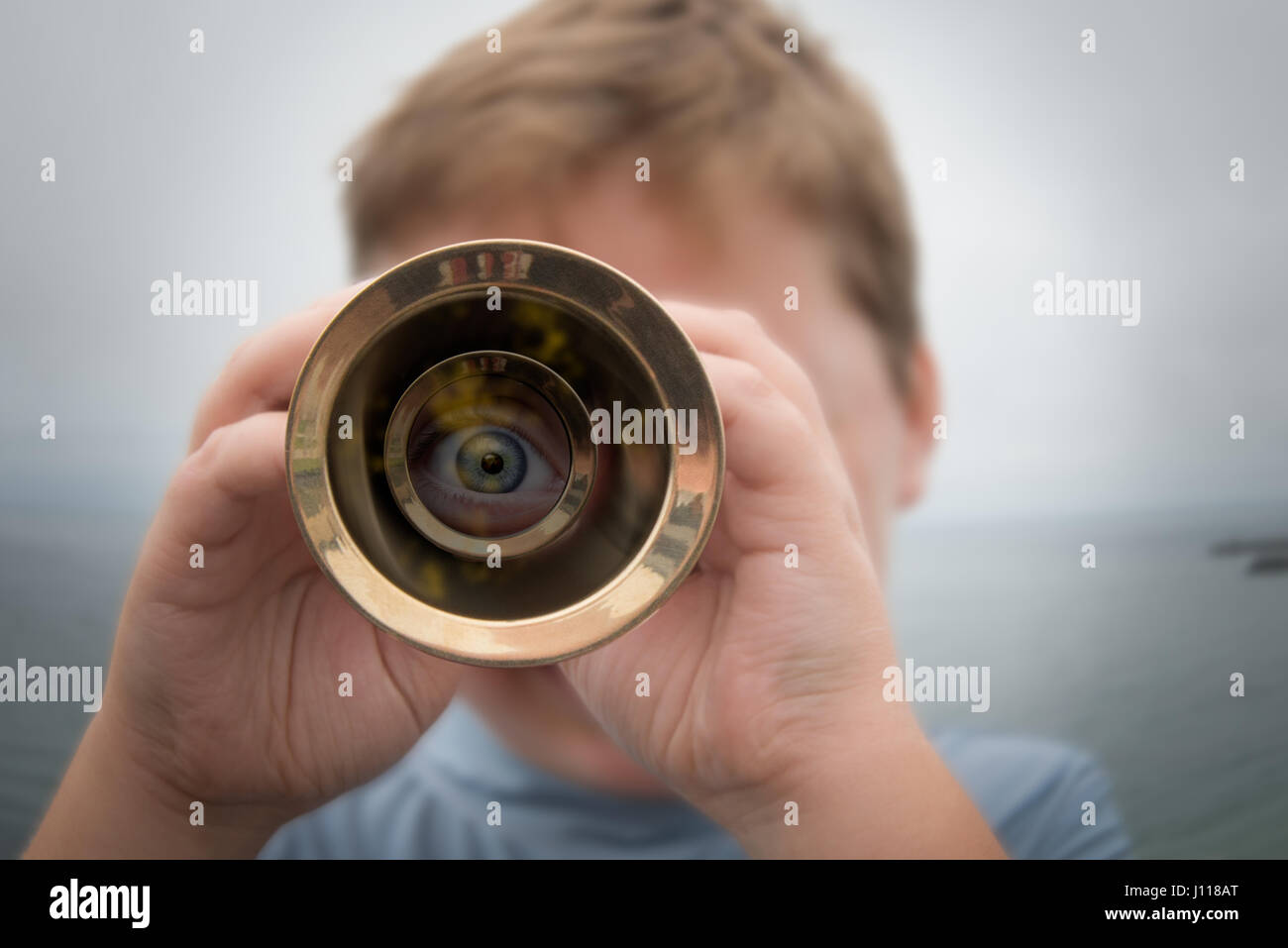 Child looking through telescope hi-res stock photography and images - Alamy