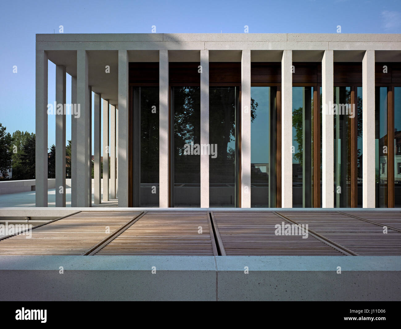 Detail of colonnade and glazing. Literaturmuseum der Moderne, Marbach ...