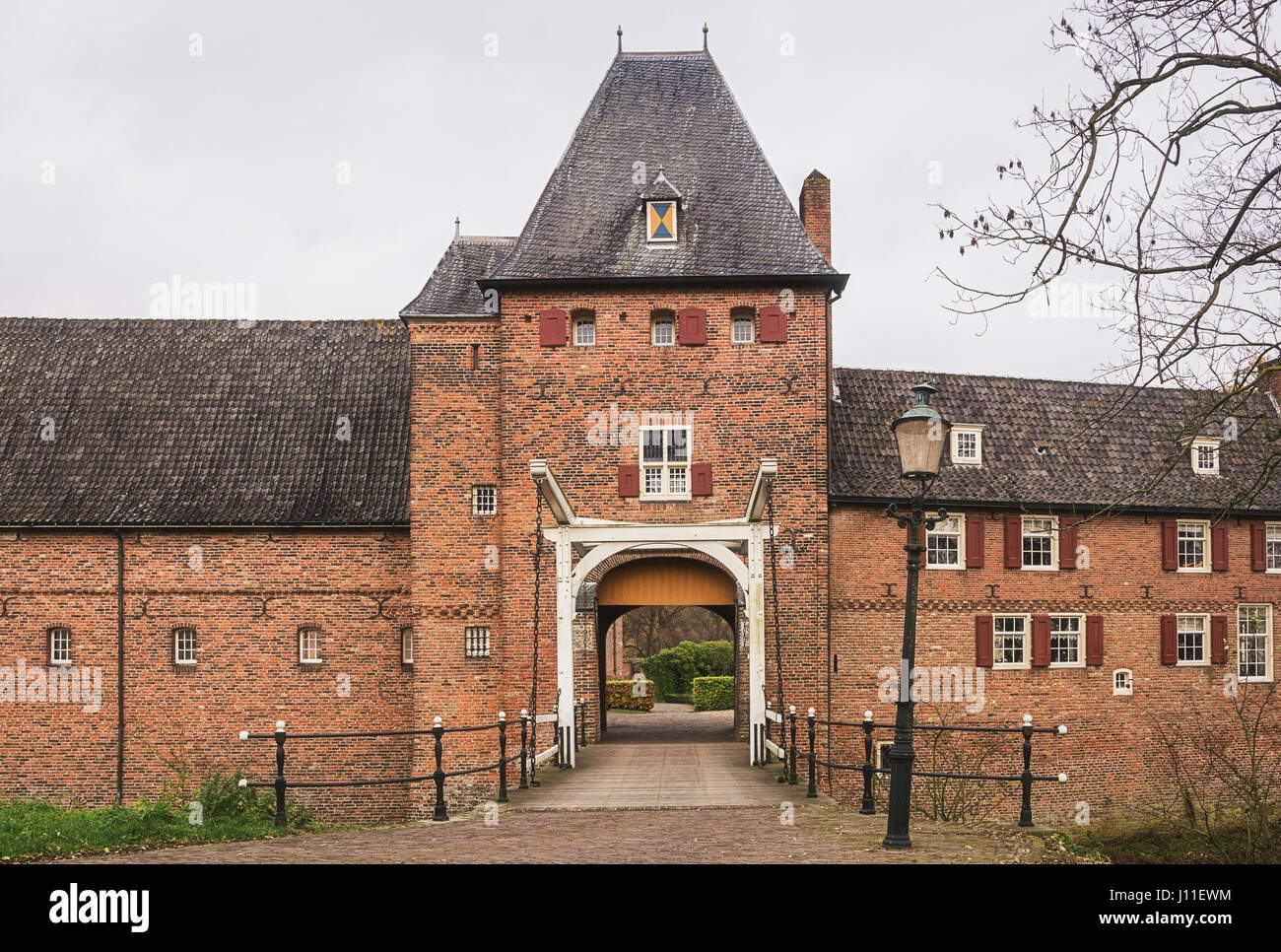 Medieval castle moat drawbridge hi-res stock photography and images - Alamy