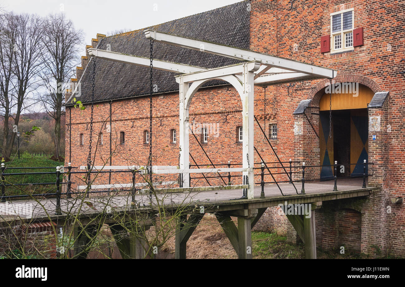 Medieval castle moat drawbridge hi-res stock photography and images - Alamy